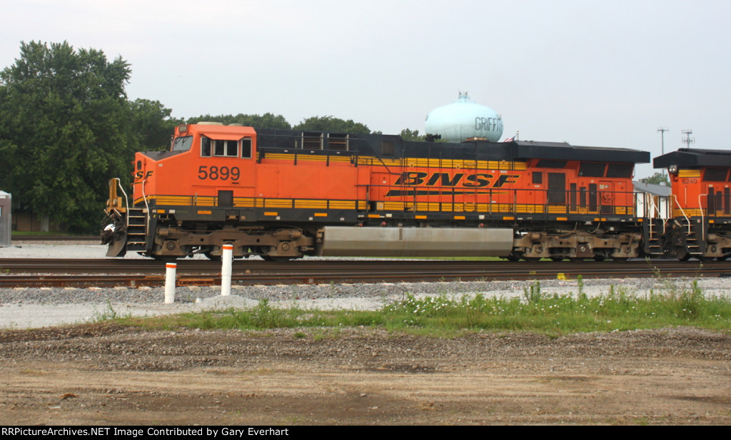 BNSF 5899 & BNSF 6240